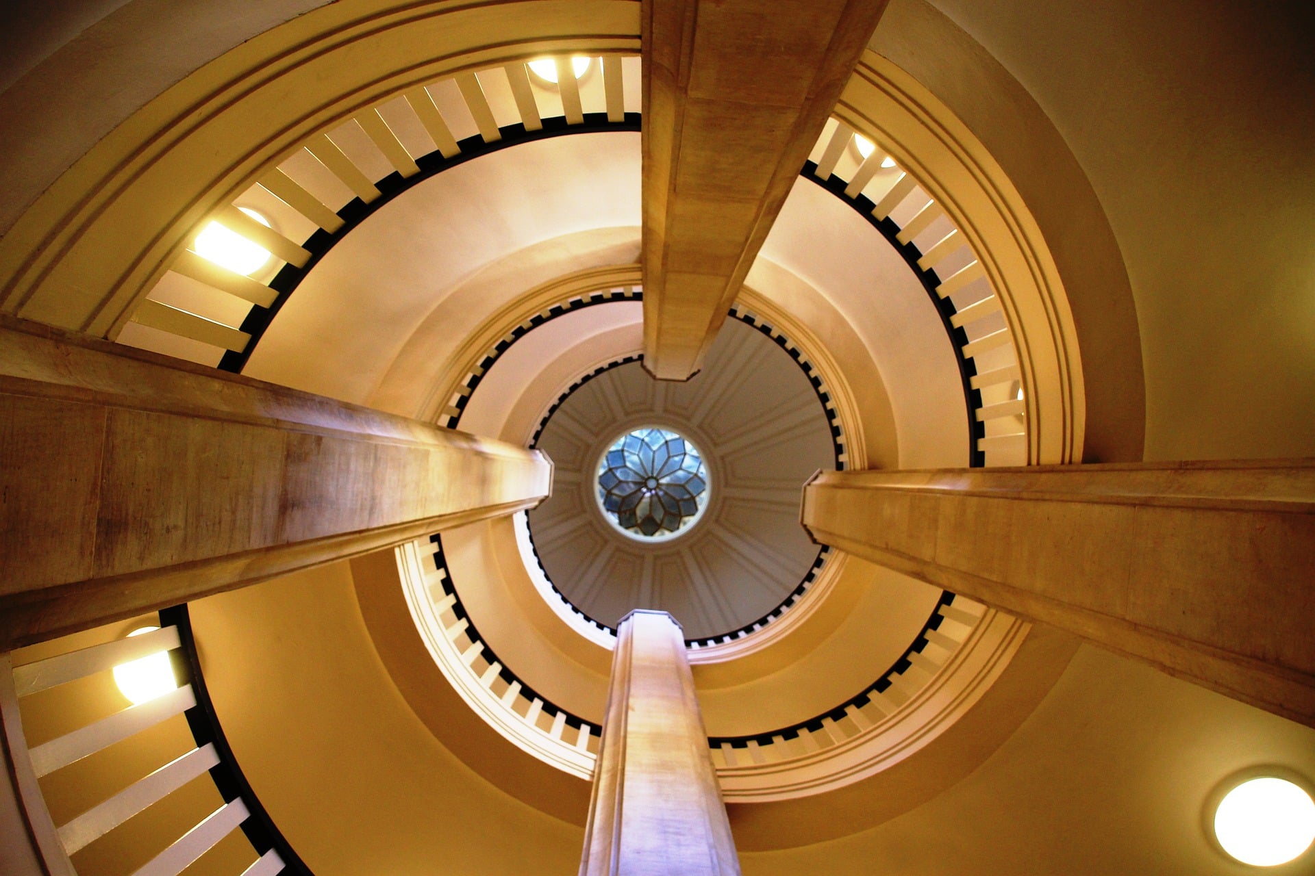 staircase-4386832_1920.jpg